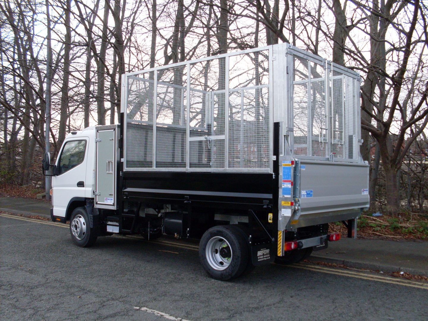 Fully galvanised cage with tail lift | Brit Tipp Ltd.